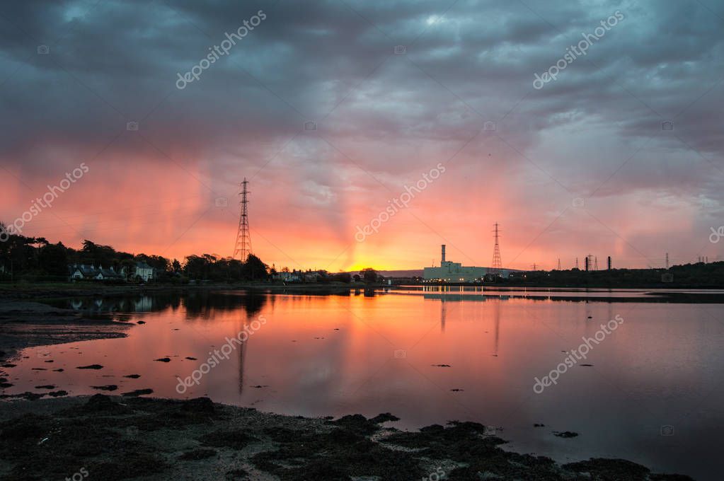 Foto del amanecer a través de una nube de tormenta en Culmore Point en ...