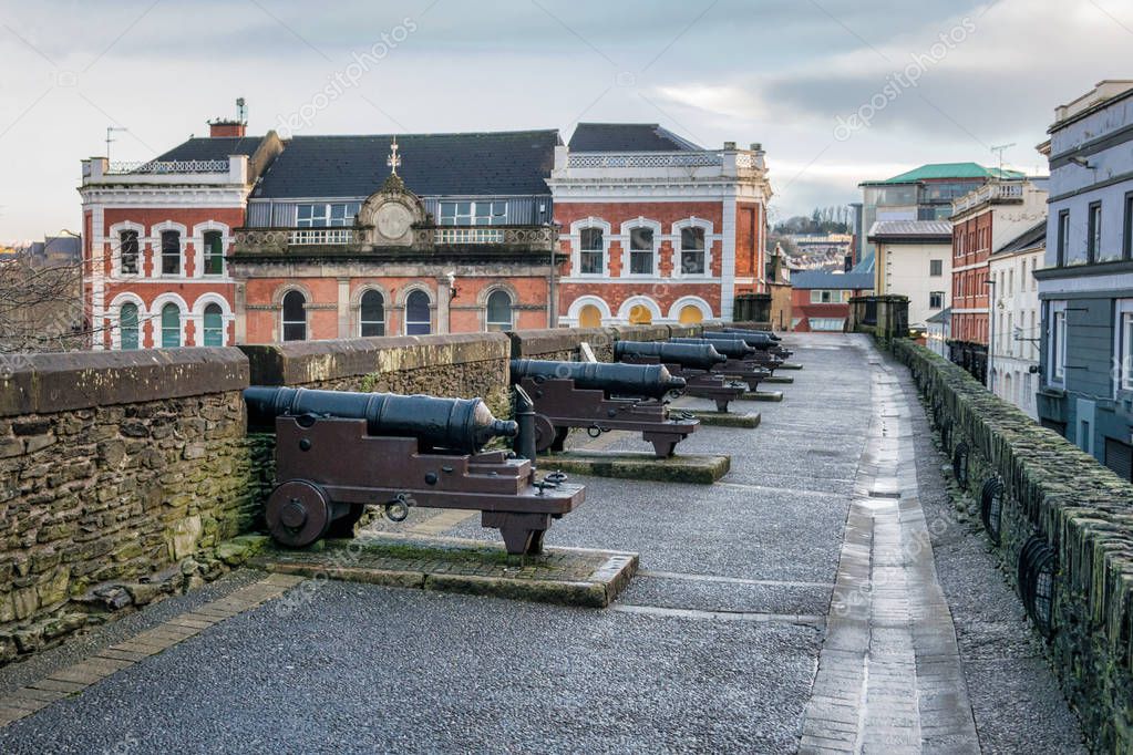 Esta es una foto de los antiguos cañones de asedio en las históricas ...