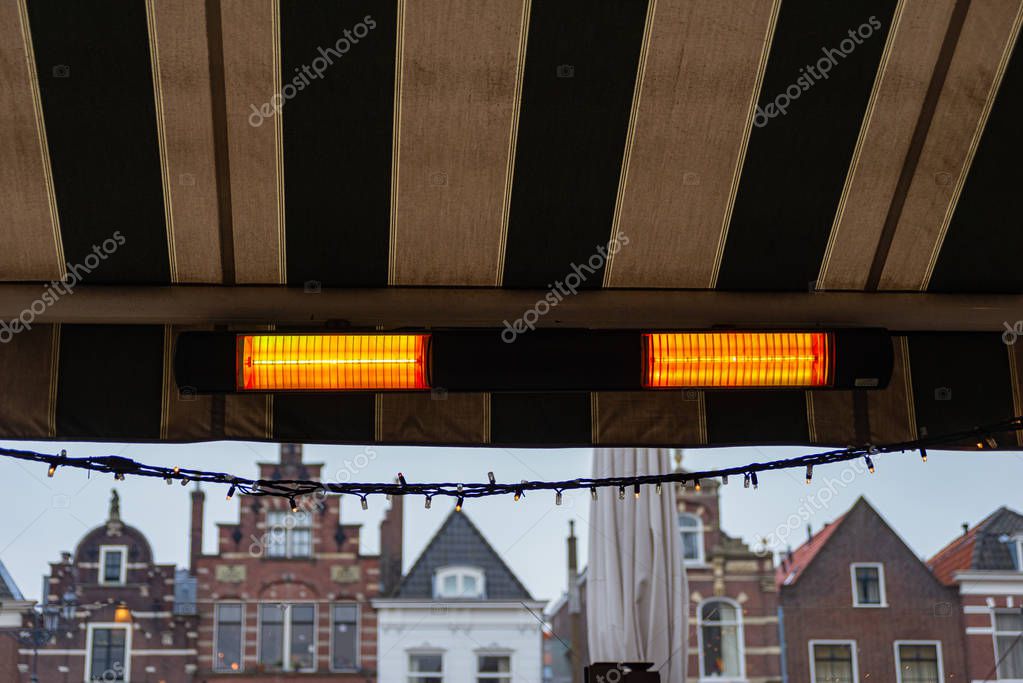 Típicas fachadas y calentadores holandeses en la plaza principal de ...