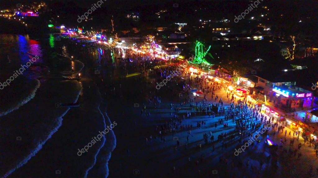 AERIAL, Haad Rin Beach por la noche en Full Moon Party en la isla de ...