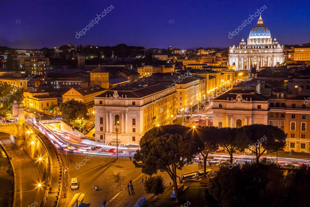 Vista nocturna de San Pedro en Roma, Italia. Arquitectura y punto de ...