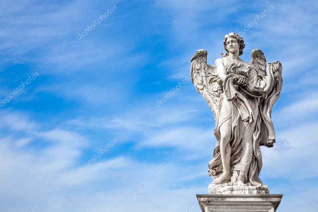 Estatua de ángel a lo largo del puente de SantAngelo en Roma. el puente ...