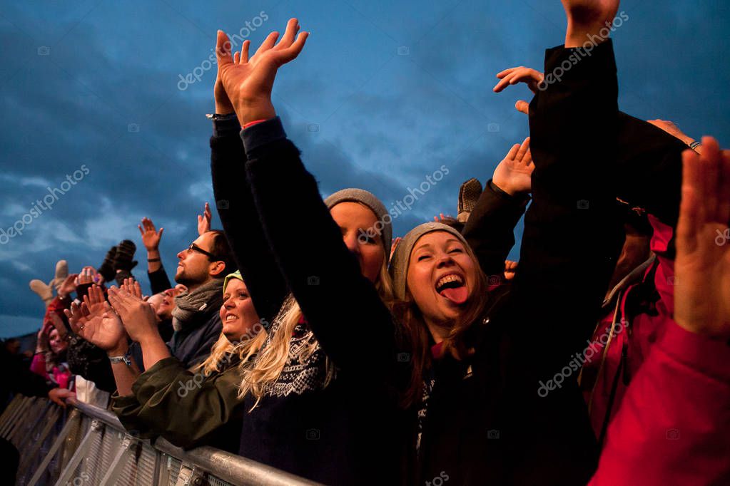 Traena, Noruega - 13 de julio: durante el concierto del músico y ...