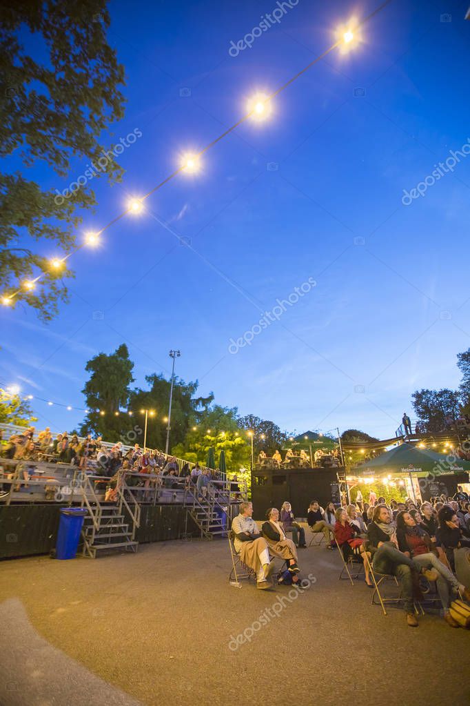 Amsterdam, Países Bajos - 17 de agosto de 2018: proyección al aire libre de la película keniata ...
