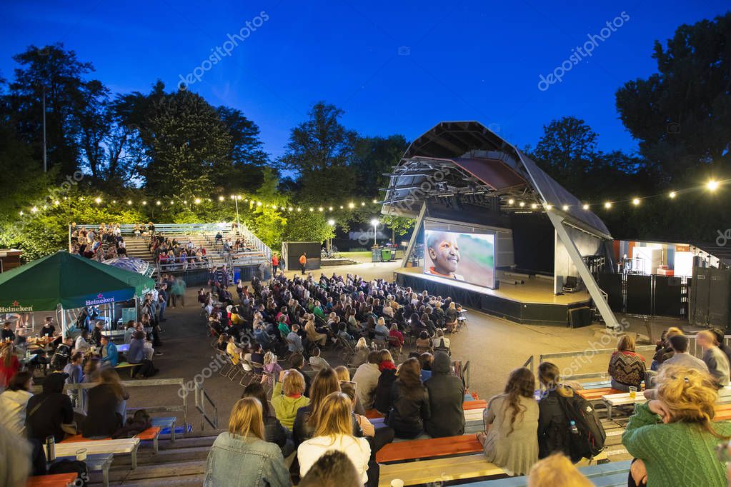 Amsterdam, Países Bajos - 17 de agosto de 2018: proyección al aire libre de la película keniata ...