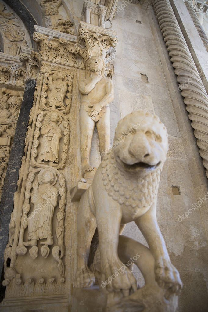 Estatua de Adán y un león en la entrada del portal oeste de la catedral ...