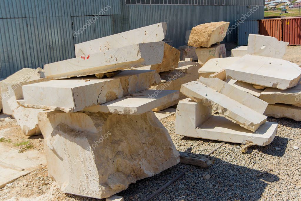 Grandes bloques de travertino. Travertino sin tratar en producci n ...