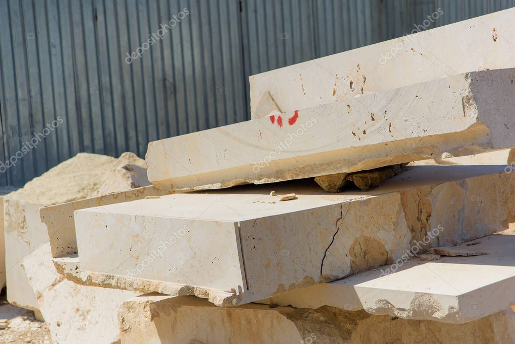 Grandes bloques de travertino. Travertino sin tratar en producción ...