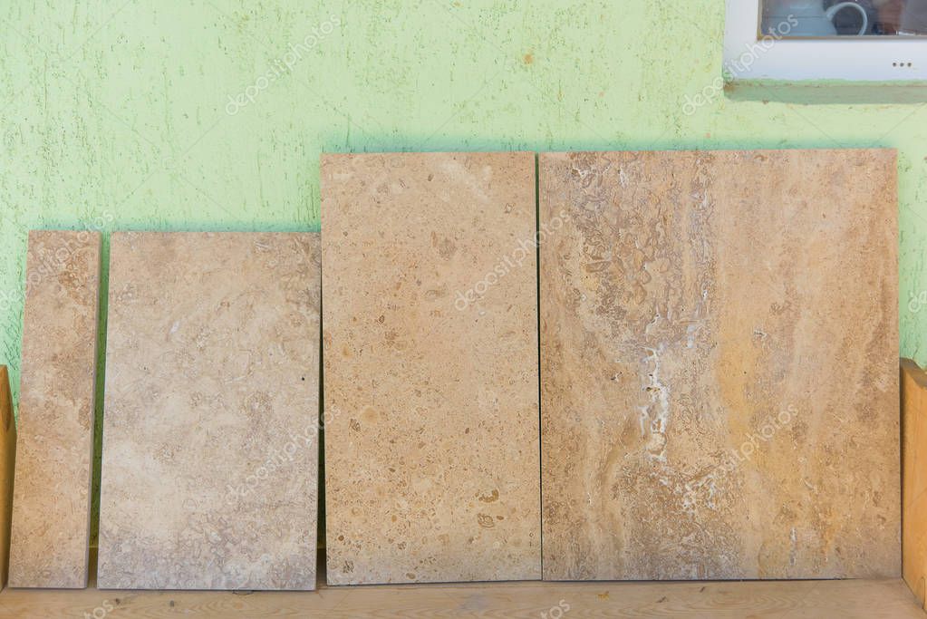 Textura travertina. Travertino pulido en producción. Roca tratada 2023