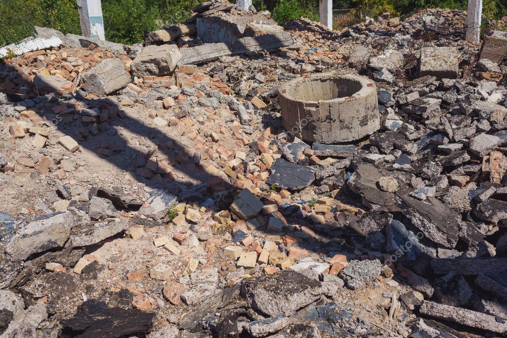 Edificio destruido. Trozos de hormigón en el suelo. Planta destruida en ...