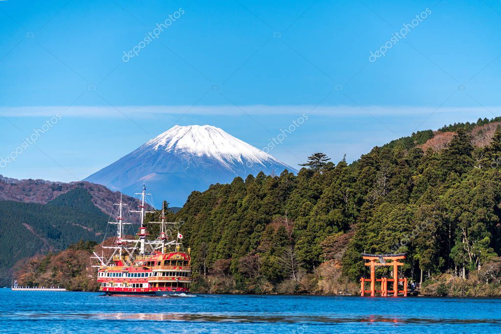 Montaña Fuji y el lago Ashi con templo Hakone y barco de turismo en otoño 2022