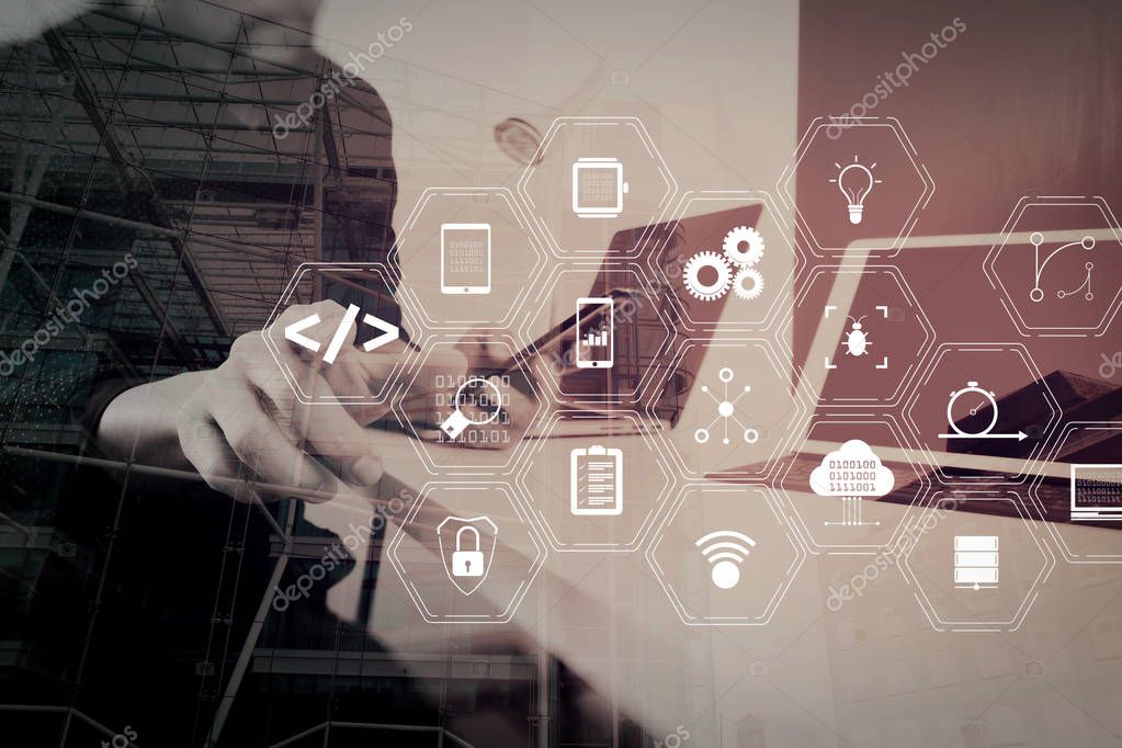 El desarrollador de software de codificación trabaja con iconos de ...