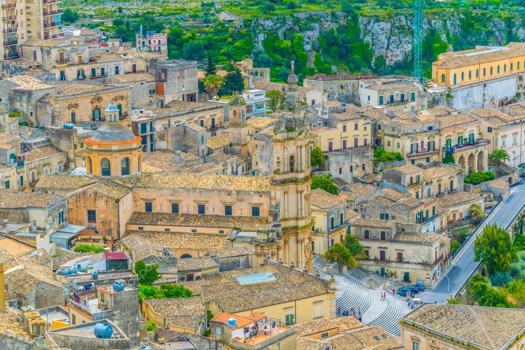Vista aérea de modica con vistas a la catedral de San Jorge, Sicilia ...