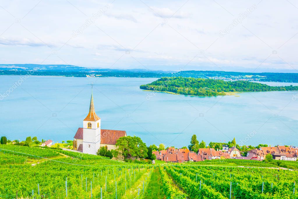 Iglesia en Ligerz de pie en medio de los viñedos de Bielersee, Suiza 2022