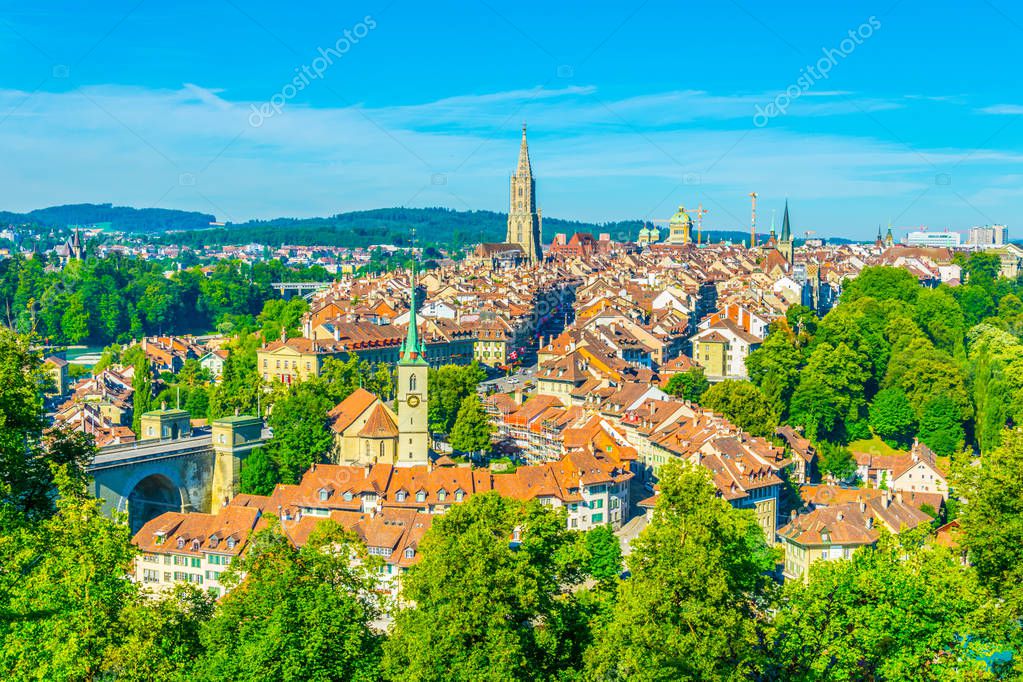 Vista aérea de Berna dominada por la catedral de Munster y Bundeshaus ...