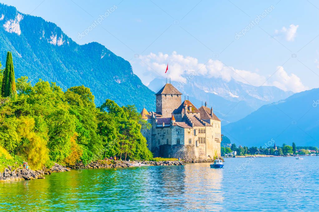Castillo de Chillon situado a orillas del lago de Ginebra en Suizlán 2022
