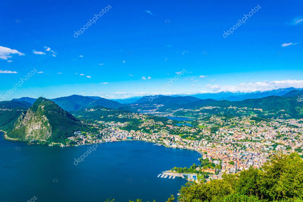 Vista aérea del lago Lugano y Lugano desde Monte Bre en Suizlán 2024