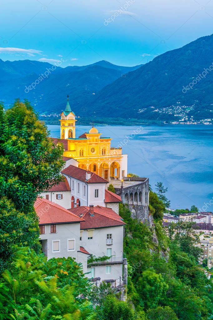 Vista del atardecer sobre Santuario della Madonna del Sasso en Locarno ...
