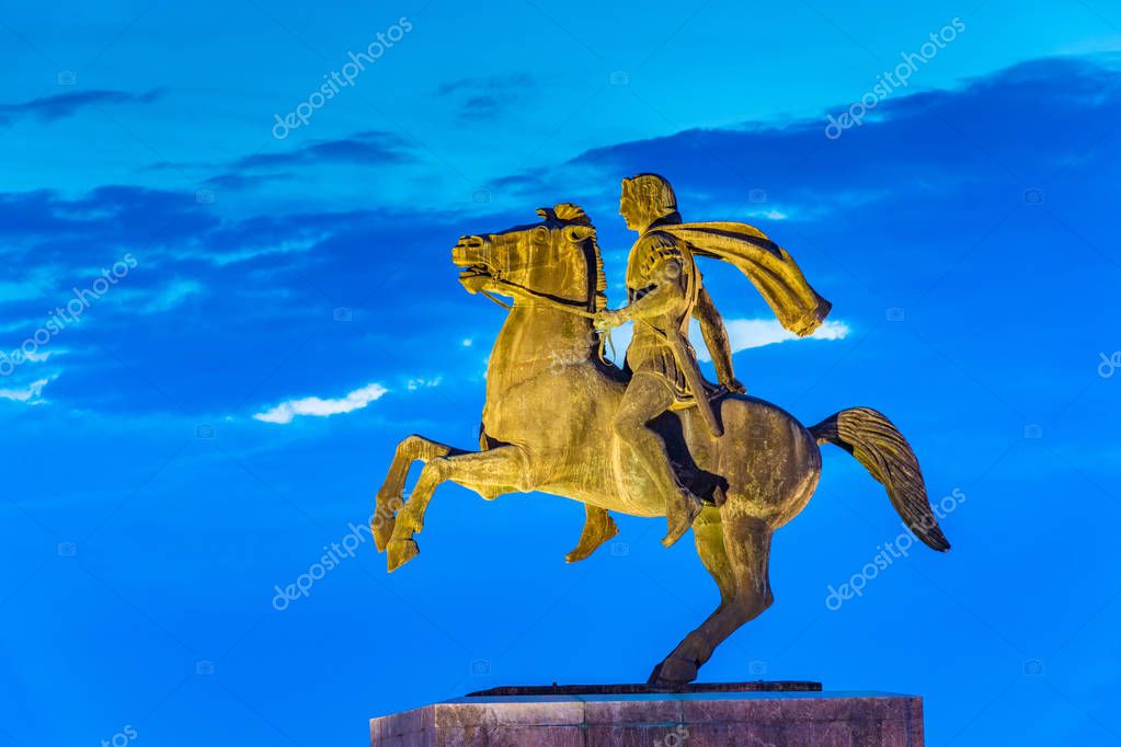 Vista nocturna de la Estatua de Alejandro Magno en Tesalónica, Grecia 2025