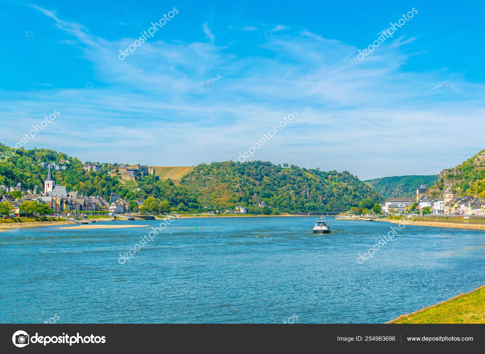 Rio Rhein entre St. Goar e St. Goarshausen na Alemanha — Foto ...