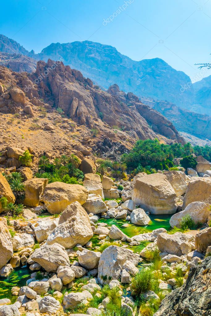 Wadi Tiwi en Omán es una maravilla natural que combina un arroyo de ...
