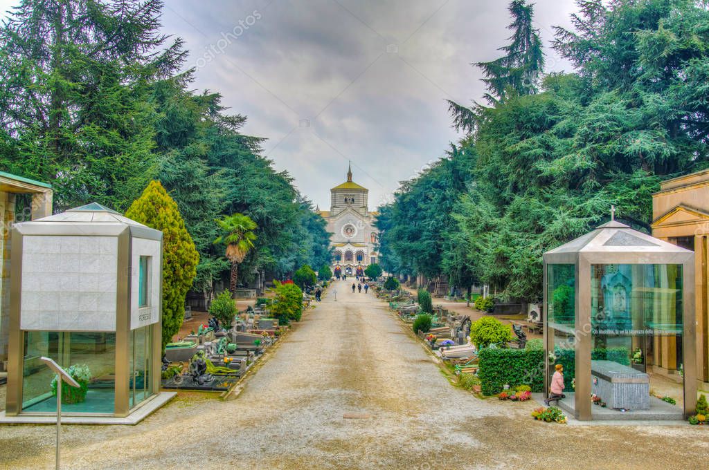 MILANO, ITALIA, 2 DE ENERO DE 2018: Vista de tumbas y tumbas dentro del ...