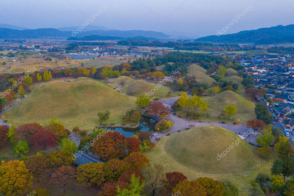 Vista aérea al atardecer del parque Tumuli que contiene varias tumbas ...