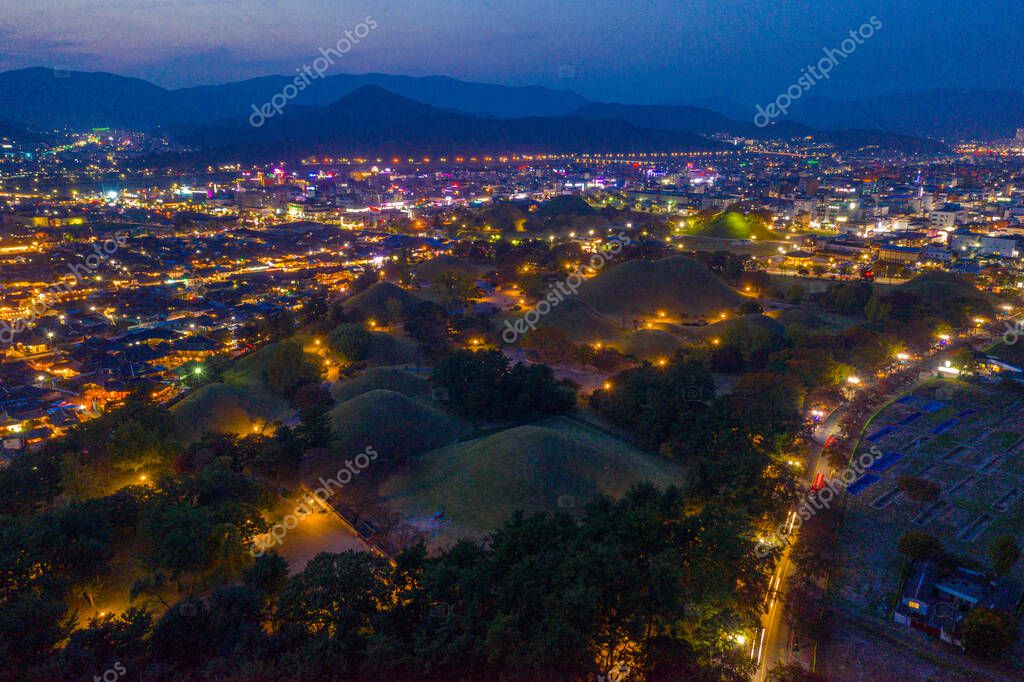 Vista aérea al atardecer del parque Tumuli que contiene varias tumbas ...