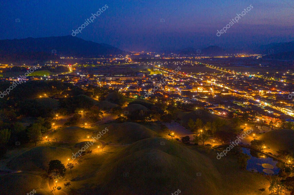 Vista aérea al atardecer del parque Tumuli que contiene varias tumbas ...