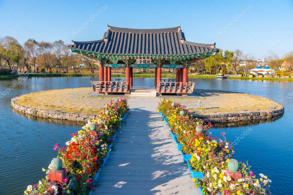 Pabellón en el estanque Gungnamji en Buyeo, República de Corea 2022