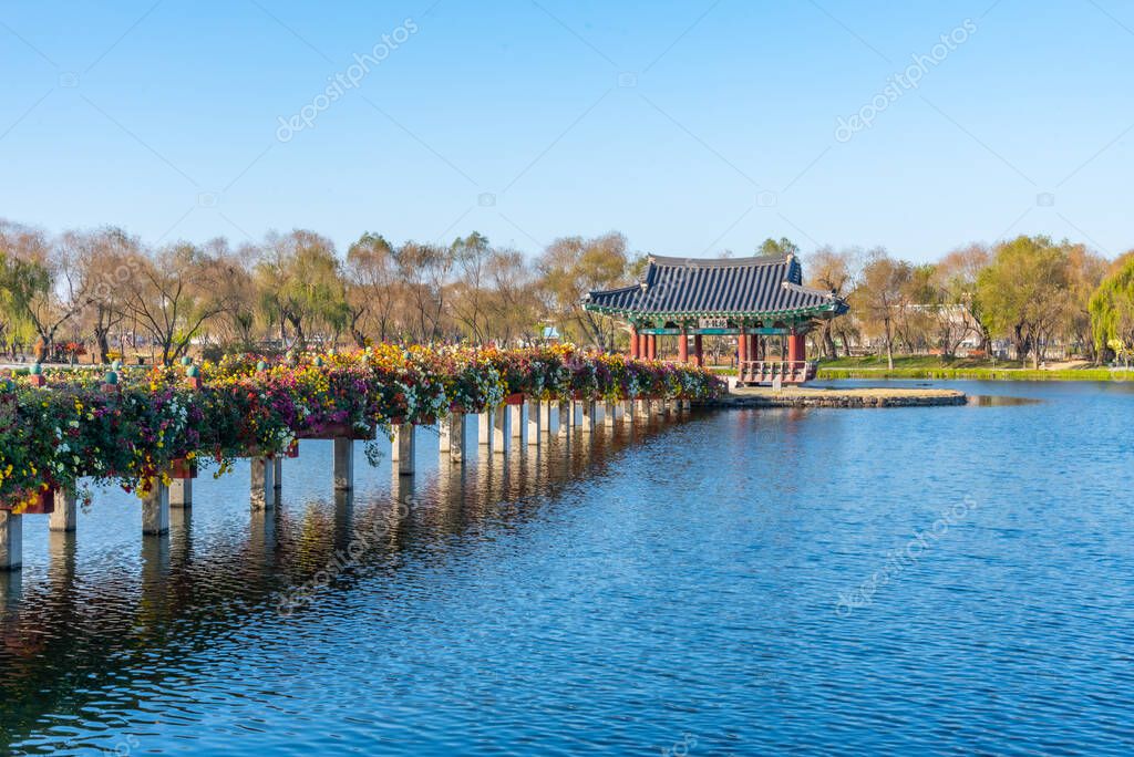 Pabellón en el estanque Gungnamji en Buyeo, República de Corea 2022