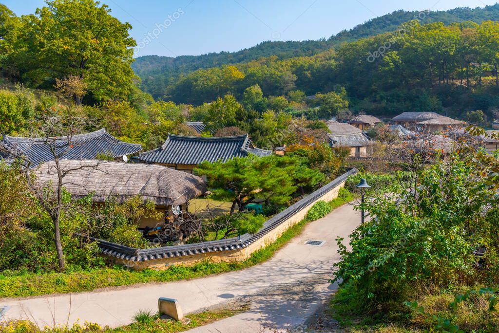 Casas de campo típicas en el pueblo popular de Yangdong en República de ...