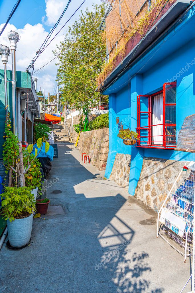 SEOUL, COREA, 19 DE OCTUBRE DE 2019: Coloridas calles en Ihwa Mural ...