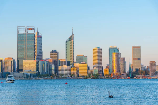 PERTH, AUSTRALIA, 18 DE ENERO DE 2020: Vista del atardecer de Perth a ...