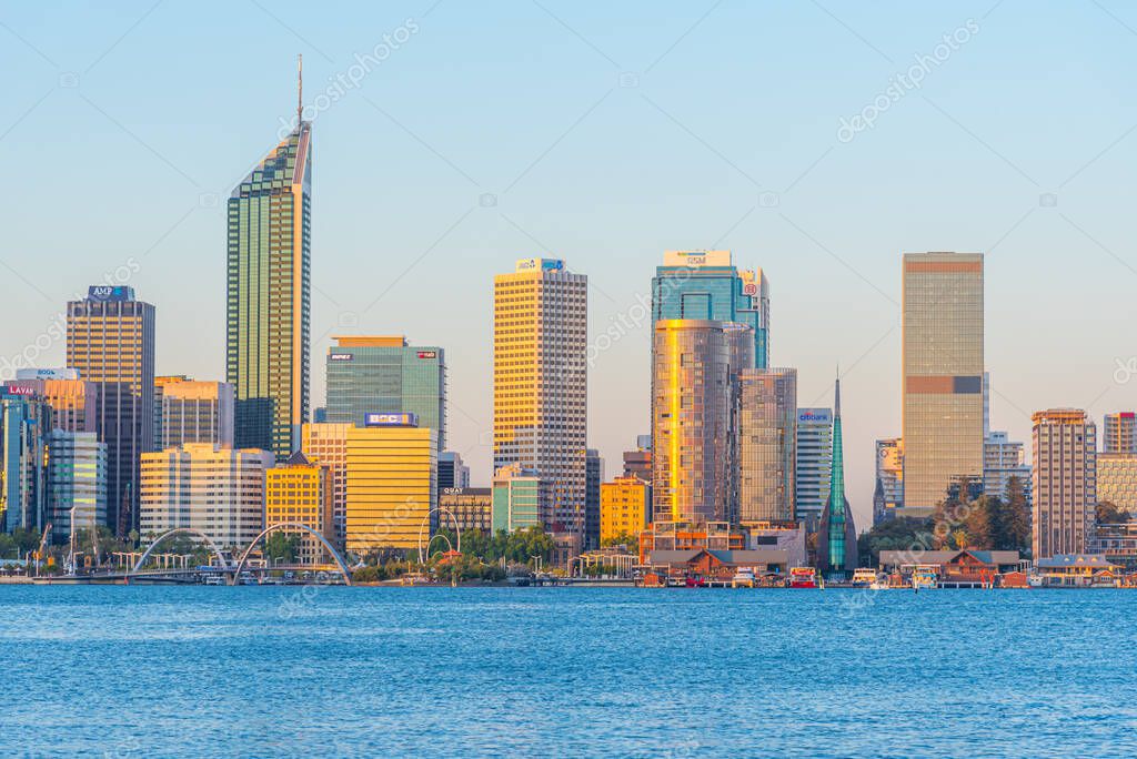 PERTH, AUSTRALIA, 18 DE ENERO DE 2020: Vista del atardecer de Perth a ...
