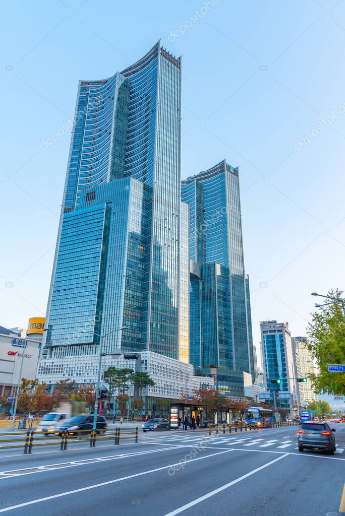 SEOUL, COREA, 7 DE NOVIEMBRE DE 2019: Rascacielos en el distrito de ...