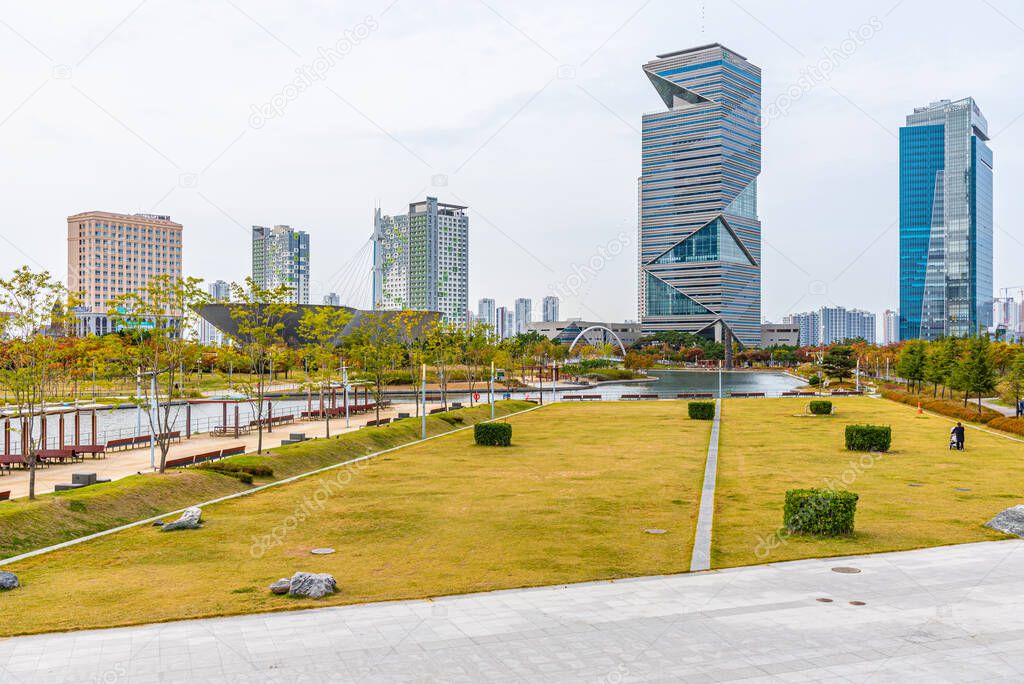 INCHEON, COREA, 25 DE OCTUBRE DE 2019: G-Tower en el parque Songdo ...