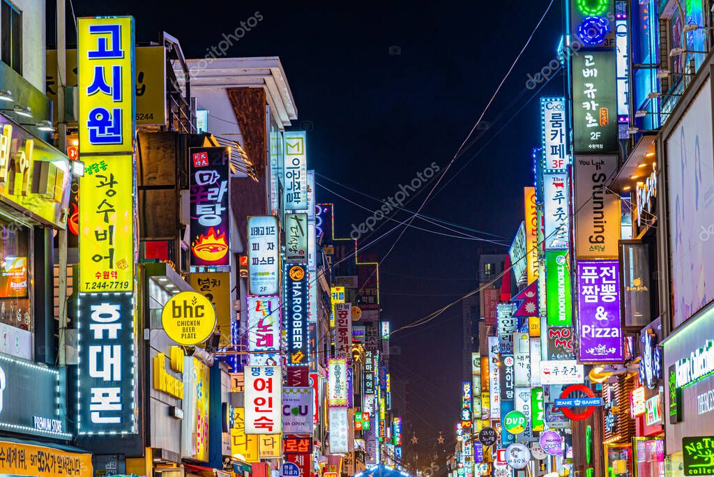 SEOUL, COREA, 24 DE OCTUBRE DE 2019: Carteles coloridos en el distrito ...