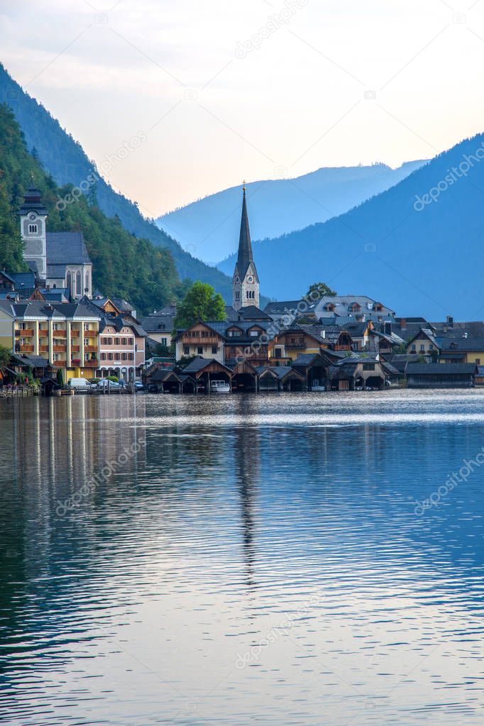 Vista de la ciudad alpina de Hallstatt en la orilla de un lago de montaña al amanecer 2024