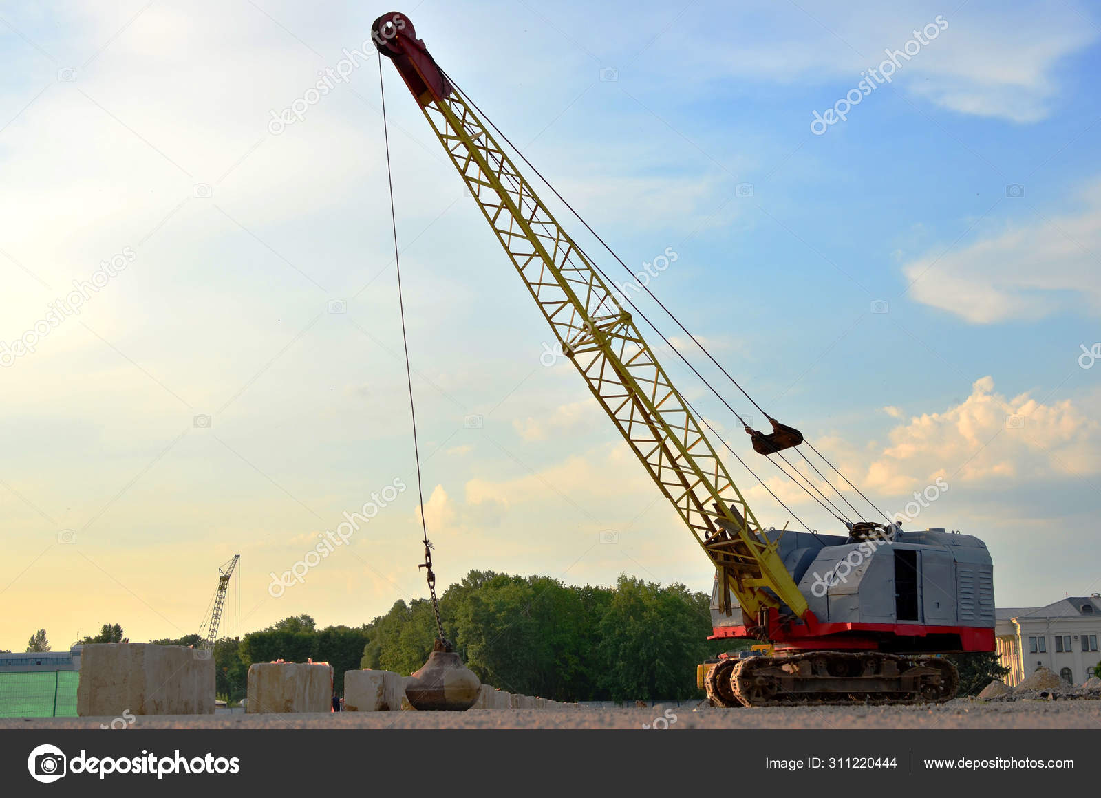 Large Crawler Crane Dragline Excavator Heavy Metal Wrecking Ball Steel ...