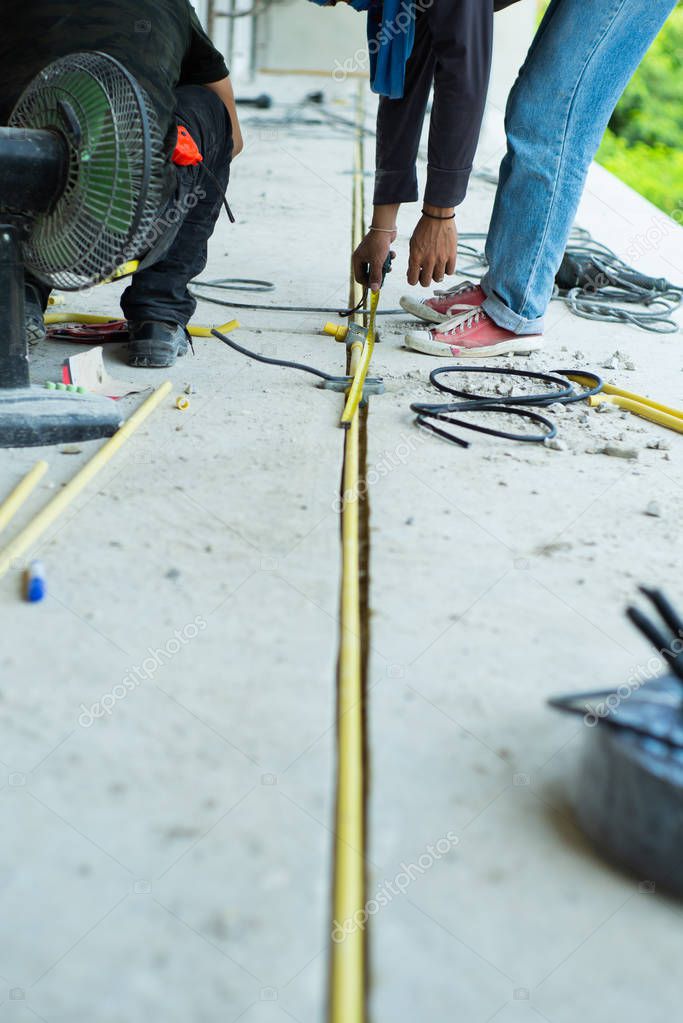 Trabajadores instalando el cable el ctrico y la tuber a en la casa en ...
