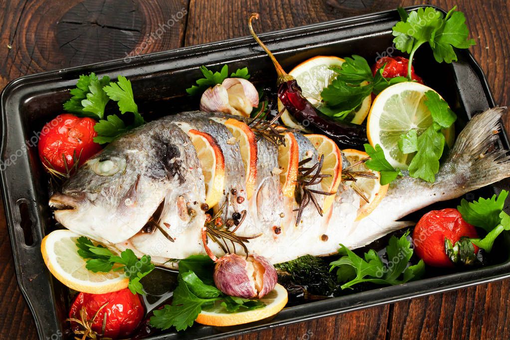 Pescado a la parrilla con patatas asadas y verduras 2023