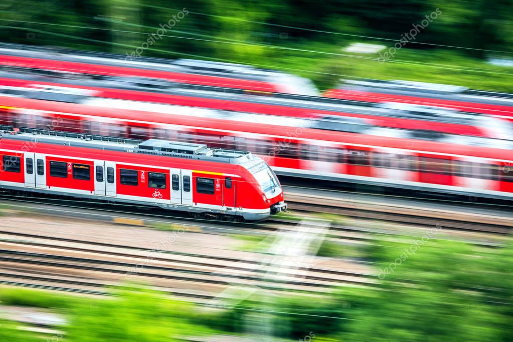trenes modernos de cercanías rojos de alta velocidad con efecto de ...