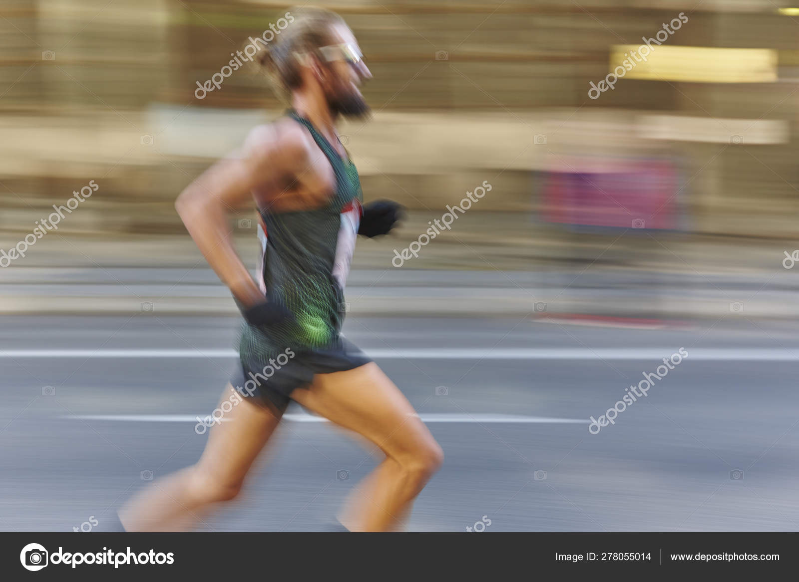 Marathon runner in motion on the street. Healthy lifestyle — Stock ...