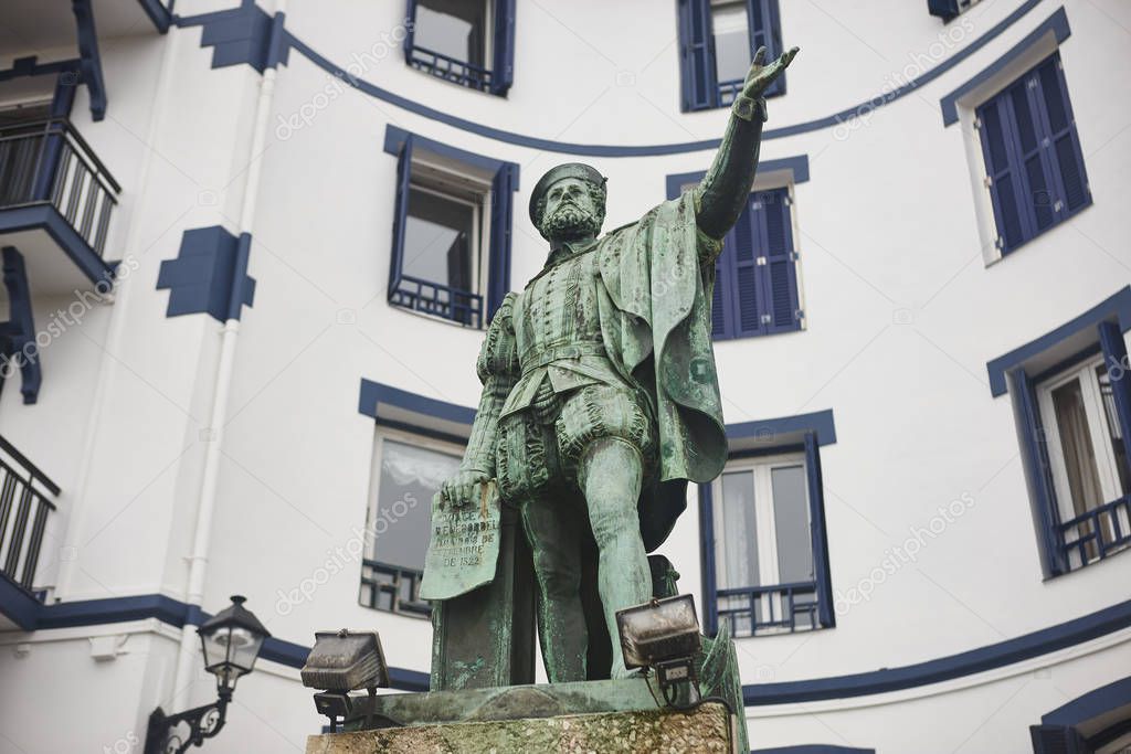 Estatua de Juan Sebastian Elcano en el pueblo de Guetaria, Euskadi 2024
