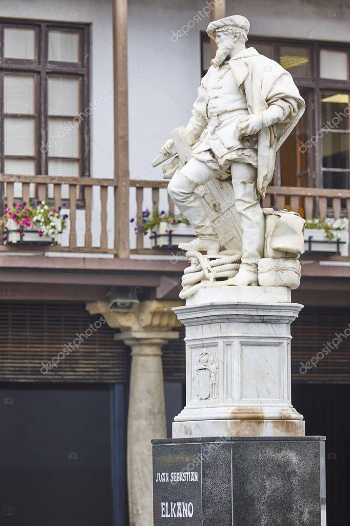 Estatua de Juan Sebastian Elcano en el pueblo de Guetaria, Euskadi 2022