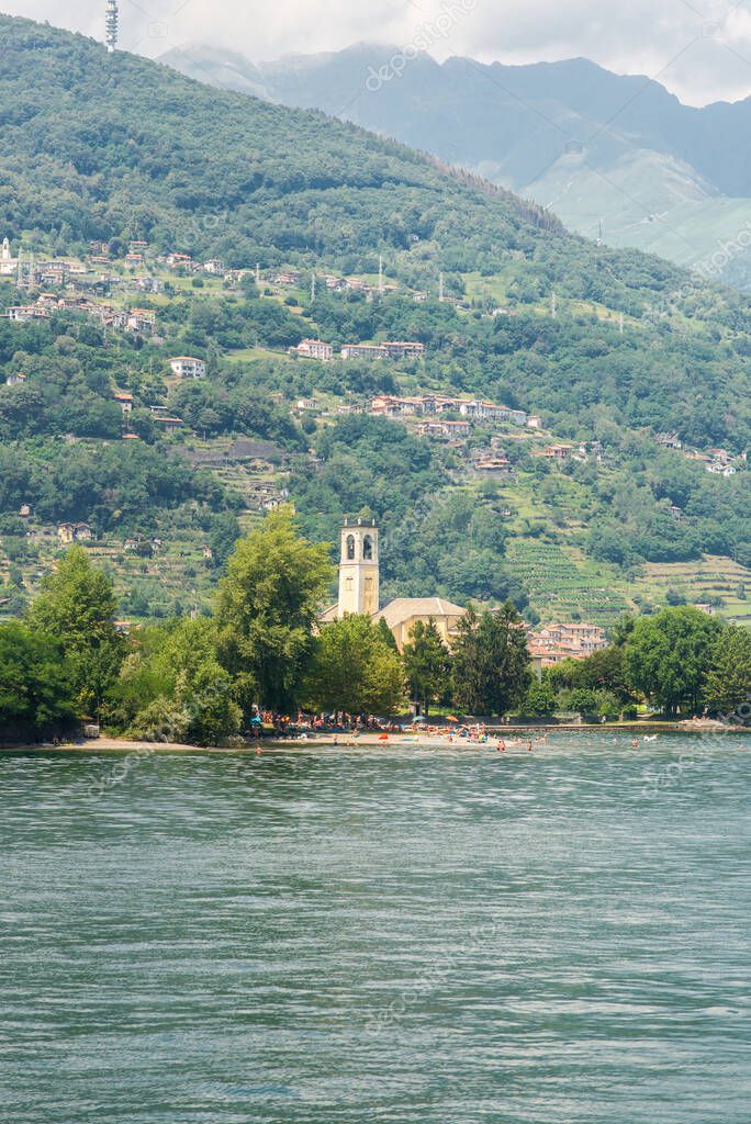 Paisaje con la Iglesia Católica Santo Stefano en Dongo en el lago Como ...