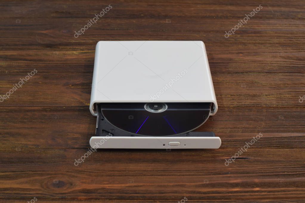 Unidad externa de CD / DVD / Blu-Ray con bandeja abierta y disco Blu ...