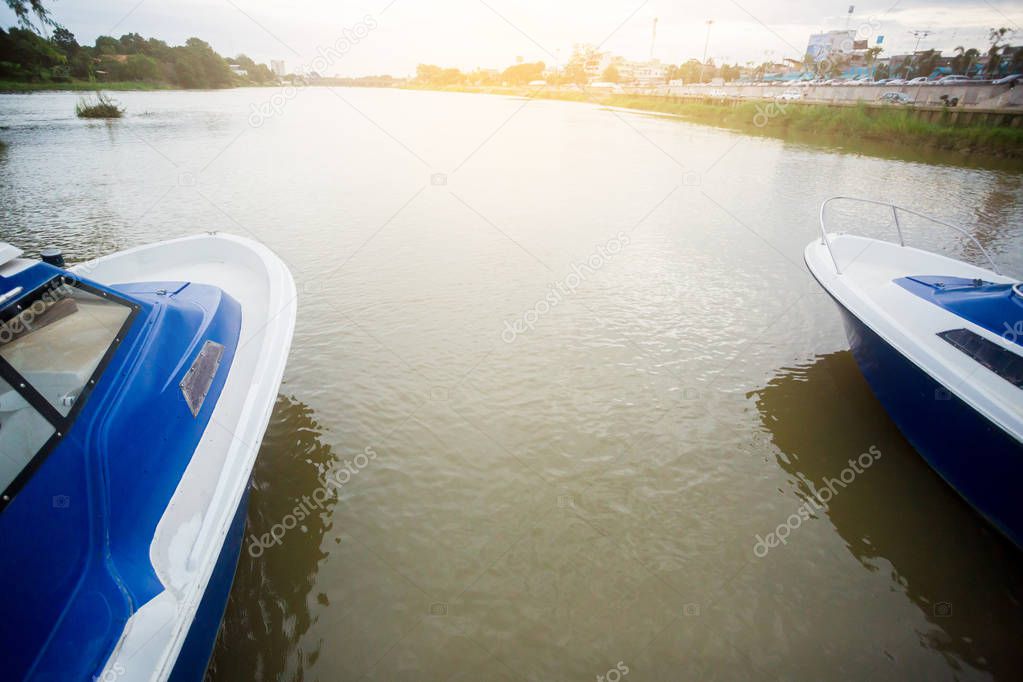Muelle de lancha blanca y azul. Un lote de marina. yates y lanchas ...