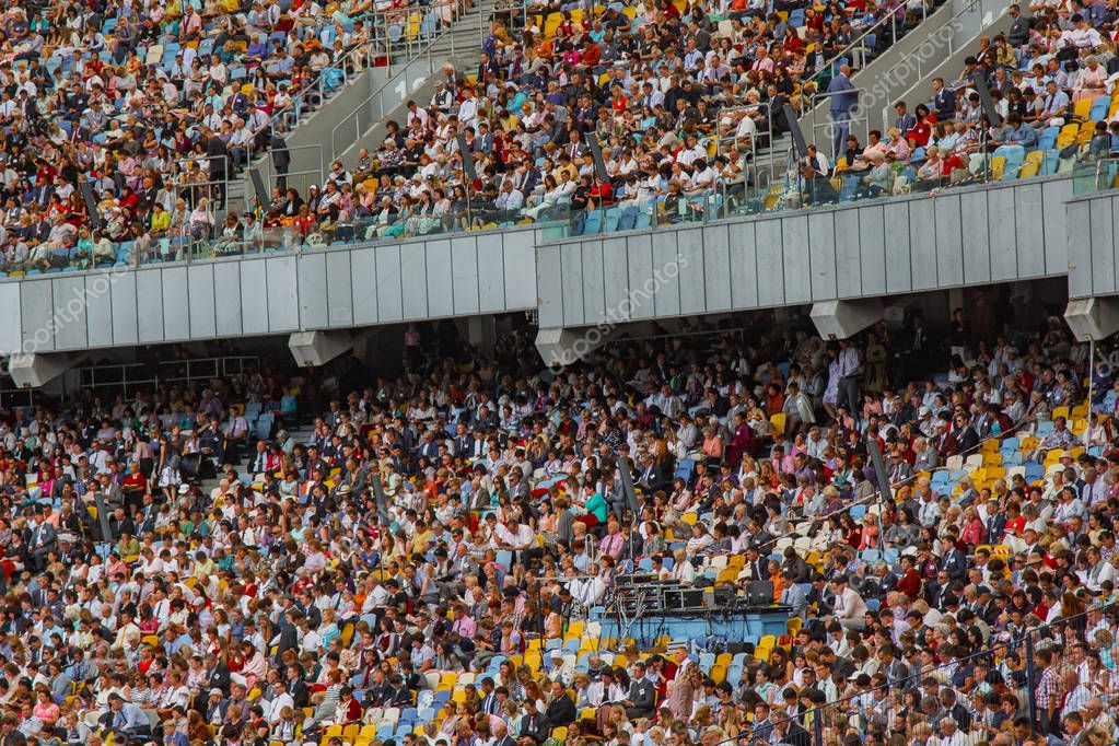 estadio de fútbol vista interior. campo de fútbol, puestos vacíos, una ...